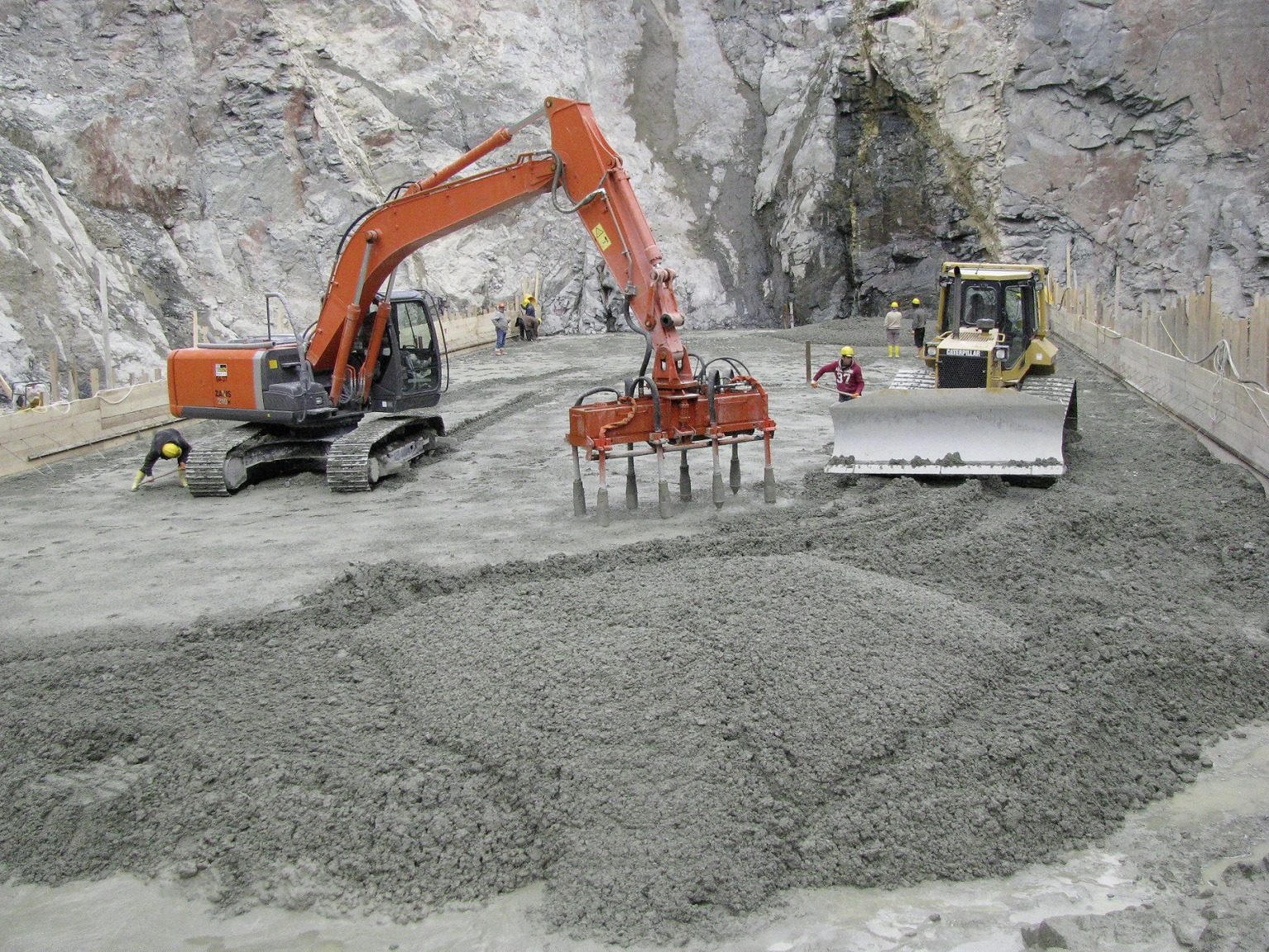 Le malaxeur à deux arbres permet d’obtenir un béton compacté au rouleau ...